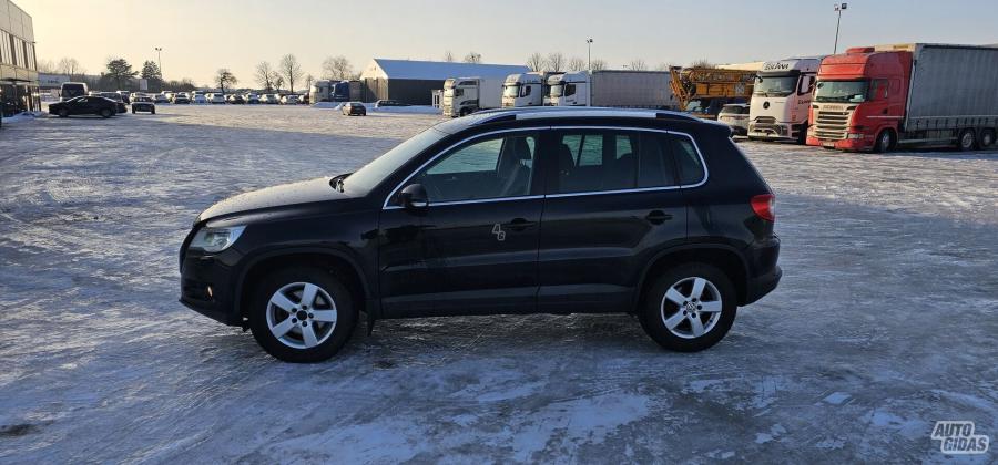 Black Volkswagen Tiguan 2011 in Kaunas, with an engine capacity of 2.00 L and mileage of 310 thousand km for 6850 €, photo 14 on AUTOMOTO.COM.LV