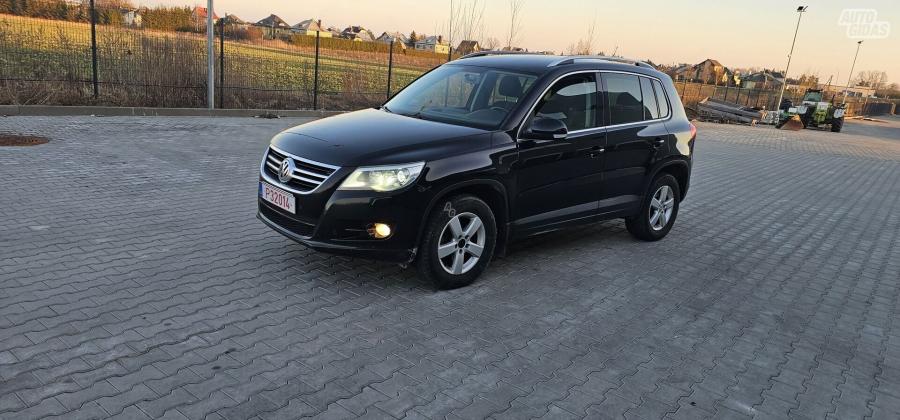 Black Volkswagen Tiguan 2011 in Kaunas, with an engine capacity of 2.00 L and mileage of 310 thousand km for 6650 €, photo 3 on AUTOMOTO.COM.LV