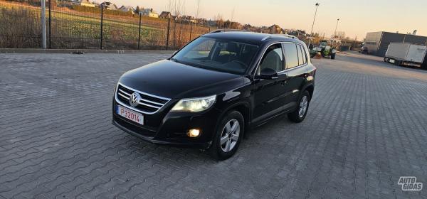 Black Volkswagen Tiguan 2011 in Kaunas, with an engine capacity of 2.00 L and mileage of 310 thousand km for 6650 €, photo 4 on AUTOMOTO.COM.LV