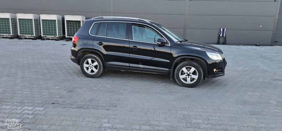 Black Volkswagen Tiguan 2011 in Kaunas, with an engine capacity of 2.00 L and mileage of 310 thousand km for 6650 €, photo 11 on AUTOMOTO.COM.LV