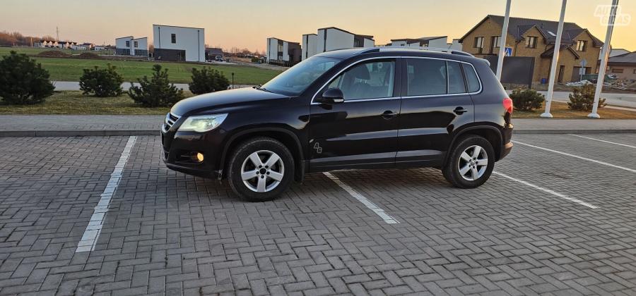 Black Volkswagen Tiguan 2011 in Kaunas, with an engine capacity of 2.00 L and mileage of 310 thousand km for 6650 €, photo 12 on AUTOMOTO.COM.LV