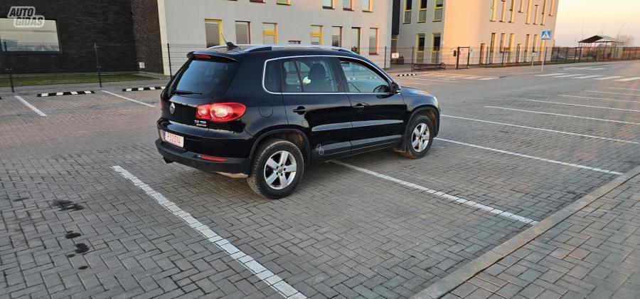Black Volkswagen Tiguan 2011 in Kaunas, with an engine capacity of 2.00 L and mileage of 310 thousand km for 6650 €, photo 20 on AUTOMOTO.COM.LV
