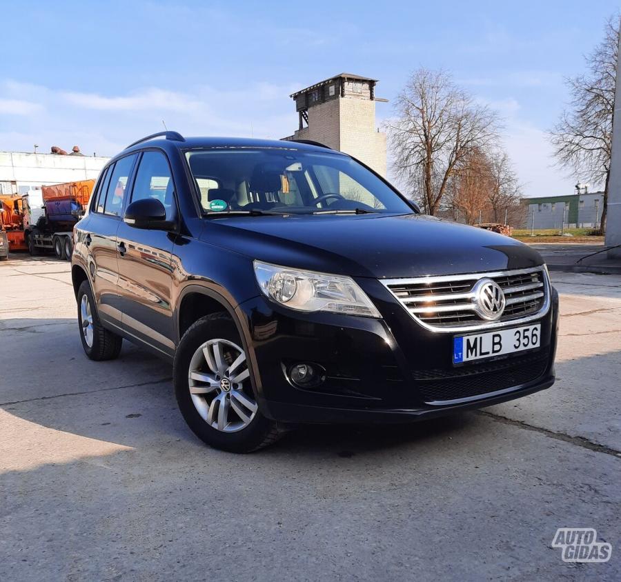 Black Volkswagen Tiguan 2011 in Alytus, with an engine capacity of 2.00 L and mileage of 245 thousand km for 5900 €, photo 2 on AUTOMOTO.COM.LV