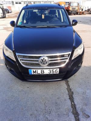 Black Volkswagen Tiguan 2011 in Alytus, with an engine capacity of 2.00 L and mileage of 245 thousand km for 5900 €, photo 3 on AUTOMOTO.COM.LV