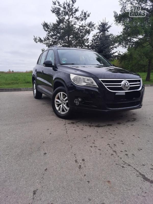 Black Volkswagen Tiguan 2011 in Alytus, with an engine capacity of 2.00 L and mileage of 240 thousand km for 6150 €, photo 1 on AUTOMOTO.COM.LV