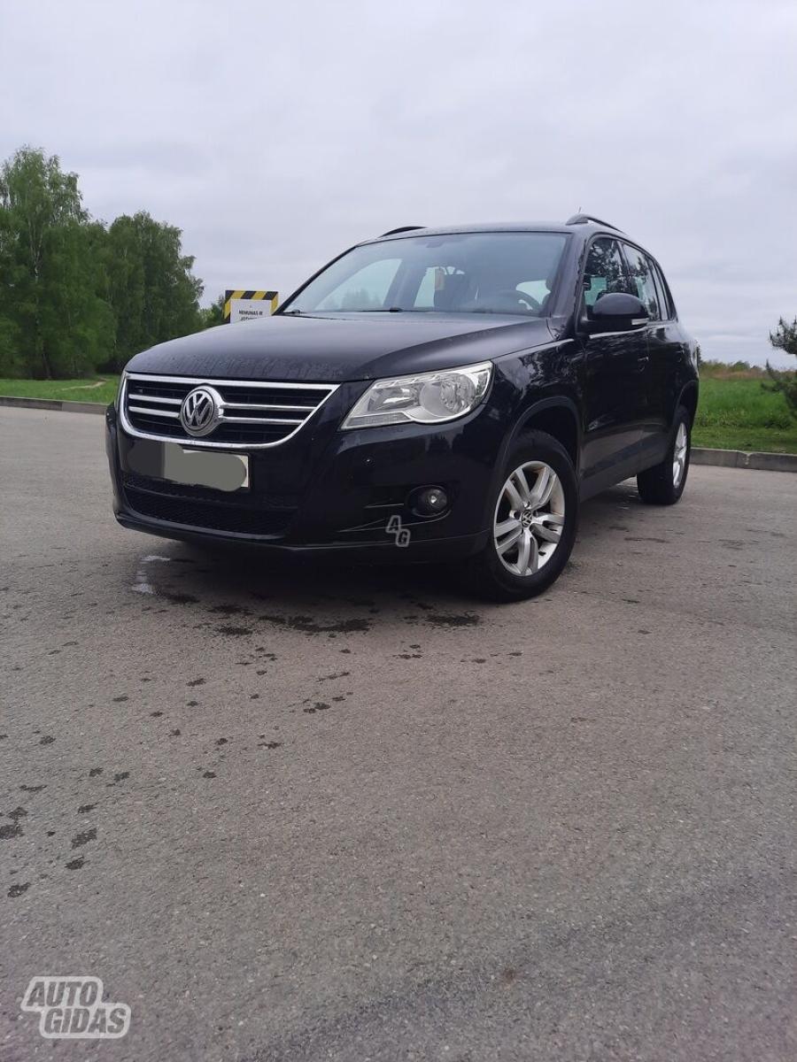 Black Volkswagen Tiguan 2011 in Alytus, with an engine capacity of 2.00 L and mileage of 240 thousand km for 6150 €, photo 3 on AUTOMOTO.COM.LV