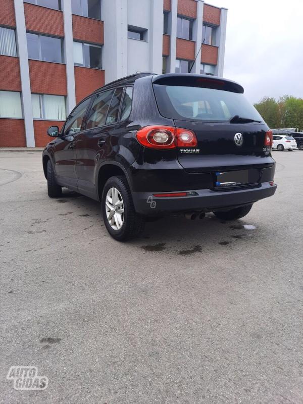 Black Volkswagen Tiguan 2011 in Alytus, with an engine capacity of 2.00 L and mileage of 240 thousand km for 6150 €, photo 3 on AUTOMOTO.COM.LV