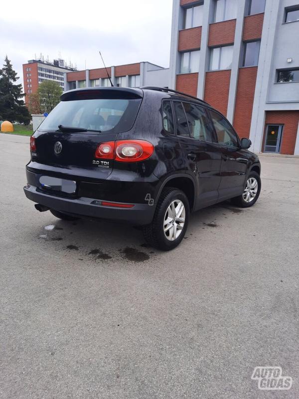 Black Volkswagen Tiguan 2011 in Alytus, with an engine capacity of 2.00 L and mileage of 240 thousand km for 6150 €, photo 4 on AUTOMOTO.COM.LV