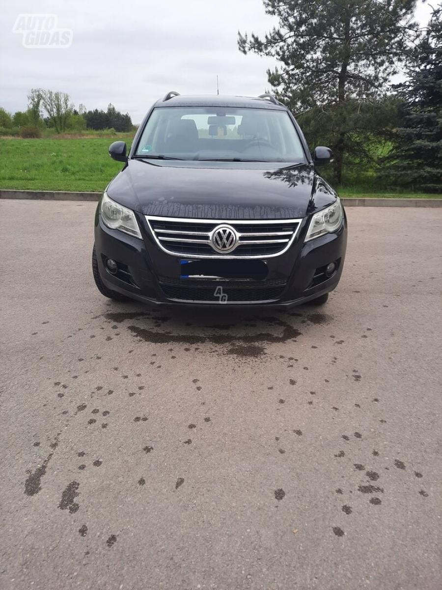 Black Volkswagen Tiguan 2011 in Alytus, with an engine capacity of 2.00 L and mileage of 240 thousand km for 6150 €, photo 6 on AUTOMOTO.COM.LV