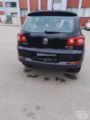 Black Volkswagen Tiguan 2011 in Alytus, with an engine capacity of 2.00 L and mileage of 240 thousand km for 6150 €, photo 7 on AUTOMOTO.COM.LV