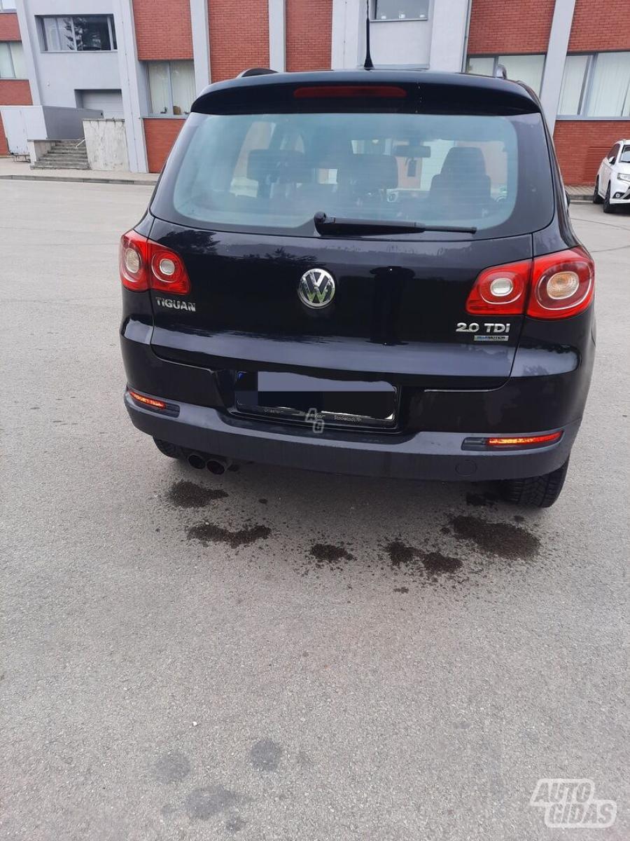 Black Volkswagen Tiguan 2011 in Alytus, with an engine capacity of 2.00 L and mileage of 240 thousand km for 6150 €, photo 7 on AUTOMOTO.COM.LV