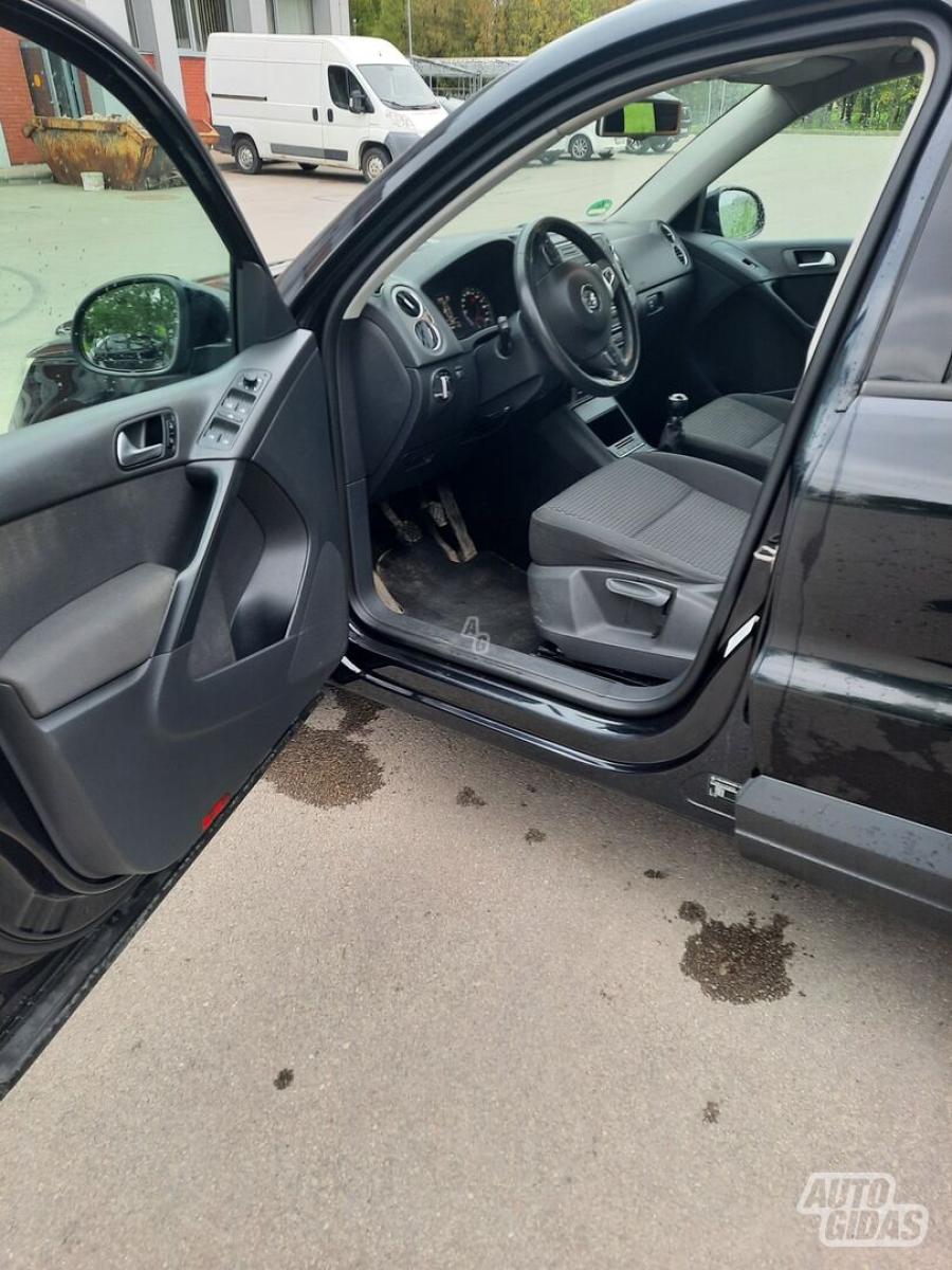 Black Volkswagen Tiguan 2011 in Alytus, with an engine capacity of 2.00 L and mileage of 240 thousand km for 6150 €, photo 8 on AUTOMOTO.COM.LV
