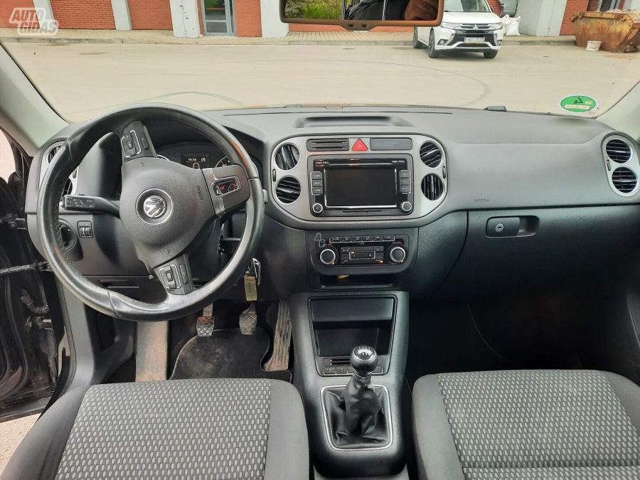 Black Volkswagen Tiguan 2011 in Alytus, with an engine capacity of 2.00 L and mileage of 240 thousand km for 6150 €, photo 12 on AUTOMOTO.COM.LV