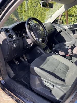 Black Volkswagen Tiguan 2011 in Kretinga, with an engine capacity of 2.00 L and mileage of 297 thousand km for 7000 €, photo 7 on AUTOMOTO.COM.LV