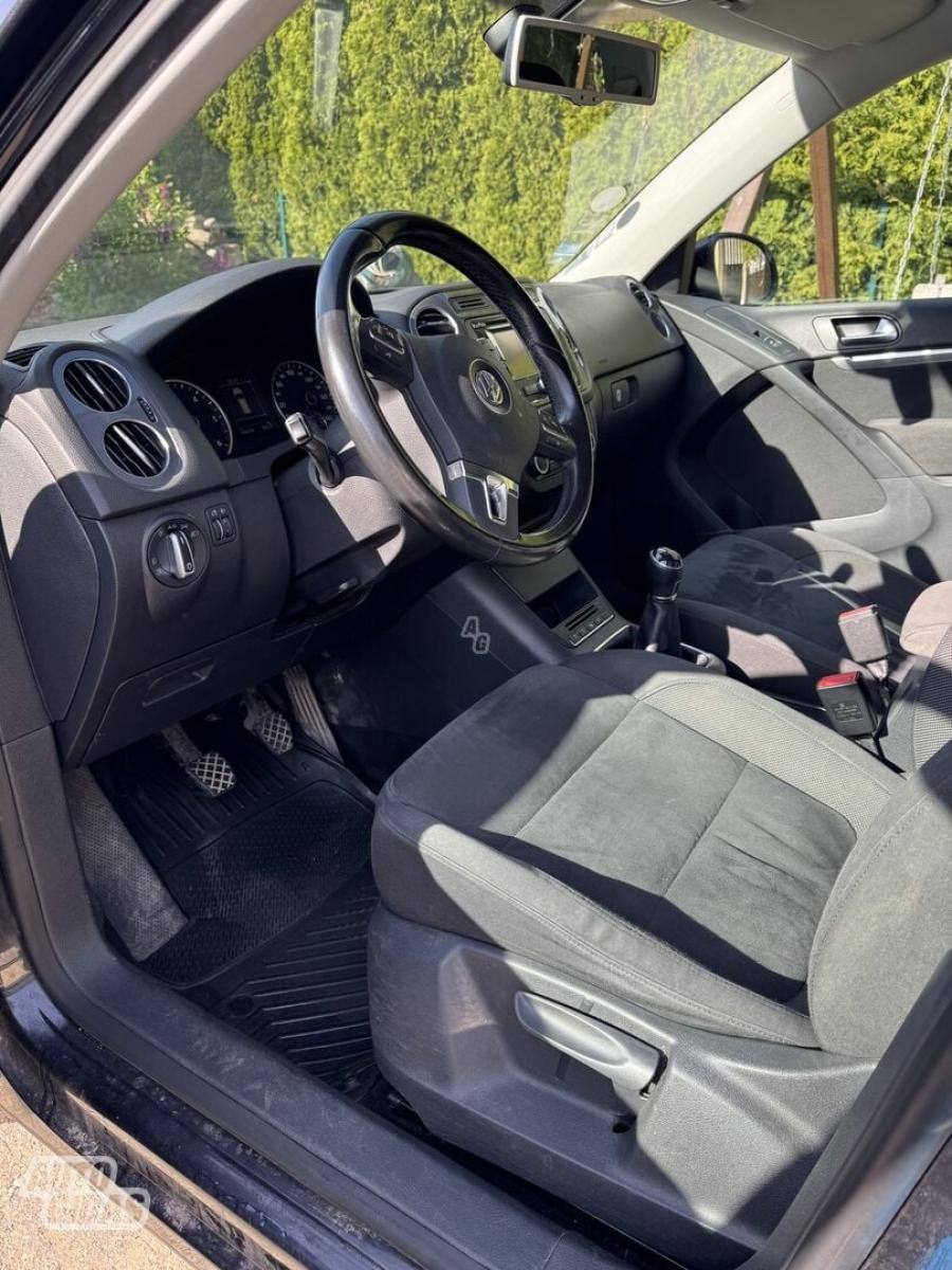 Black Volkswagen Tiguan 2011 in Kretinga, with an engine capacity of 2.00 L and mileage of 297 thousand km for 7000 €, photo 7 on AUTOMOTO.COM.LV