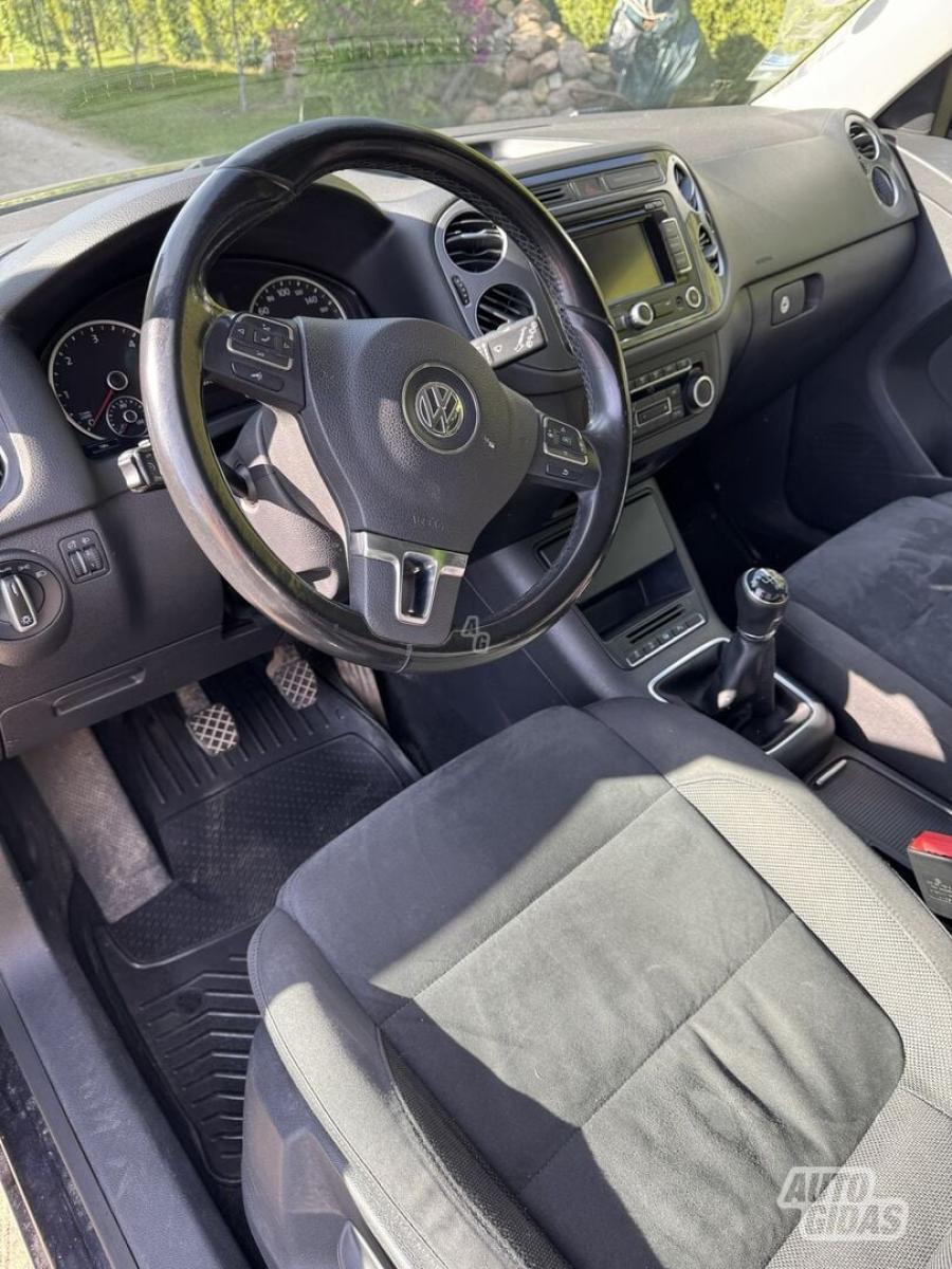 Black Volkswagen Tiguan 2011 in Kretinga, with an engine capacity of 2.00 L and mileage of 297 thousand km for 7000 €, photo 8 on AUTOMOTO.COM.LV