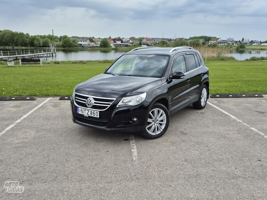 Black Volkswagen Tiguan 2011 in Vilnius, with an engine capacity of 2.00 L and mileage of 150 thousand km for 6200 €, photo 3 on AUTOMOTO.COM.LV