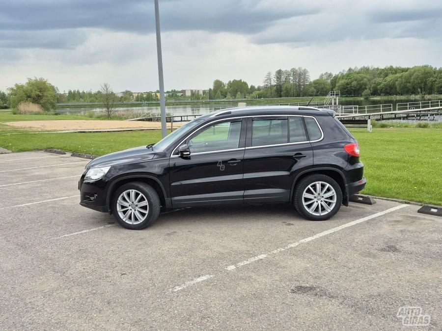 Black Volkswagen Tiguan 2011 in Vilnius, with an engine capacity of 2.00 L and mileage of 150 thousand km for 6200 €, photo 5 on AUTOMOTO.COM.LV