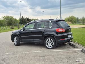 Black Volkswagen Tiguan 2011 in Vilnius, with an engine capacity of 2.00 L and mileage of 150 thousand km for 6200 €, photo 6 on AUTOMOTO.COM.LV