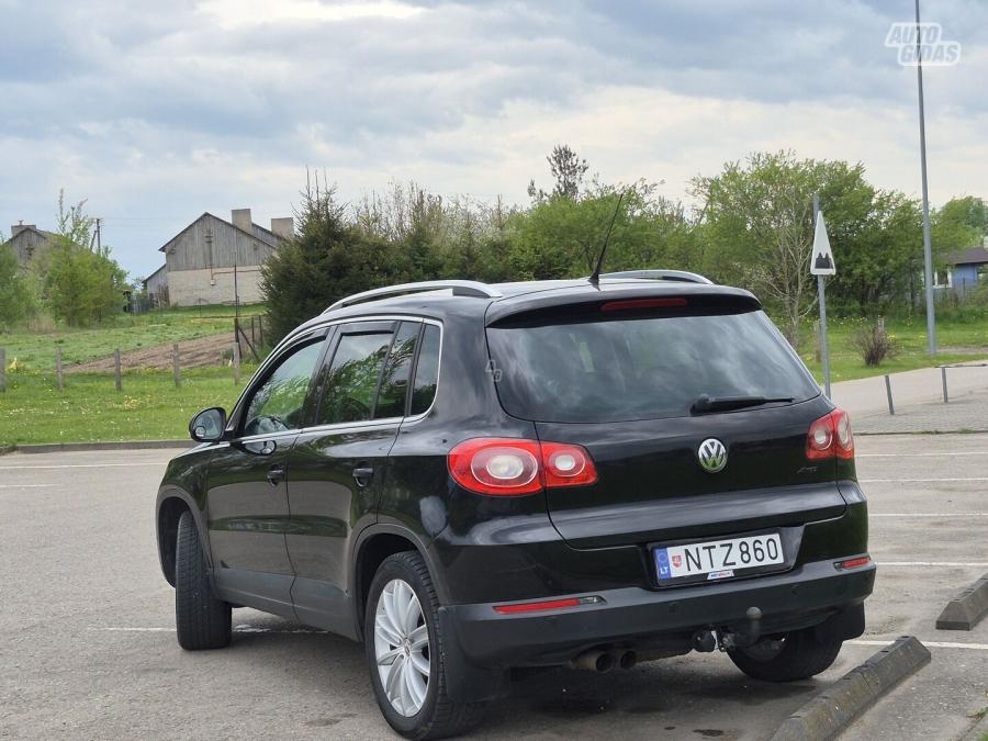 Black Volkswagen Tiguan 2011 in Vilnius, with an engine capacity of 2.00 L and mileage of 150 thousand km for 6200 €, photo 7 on AUTOMOTO.COM.LV