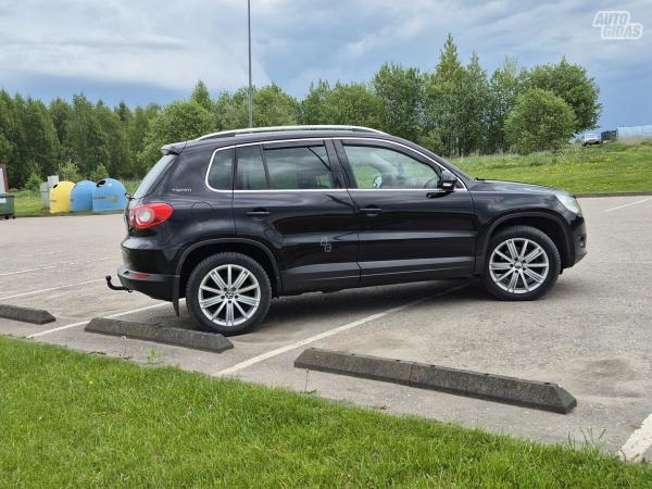 Black Volkswagen Tiguan 2011 in Vilnius, with an engine capacity of 2.00 L and mileage of 150 thousand km for 6200 €, photo 9 on AUTOMOTO.COM.LV