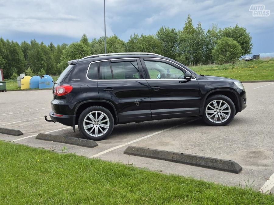 Black Volkswagen Tiguan 2011 in Vilnius, with an engine capacity of 2.00 L and mileage of 150 thousand km for 6200 €, photo 10 on AUTOMOTO.COM.LV
