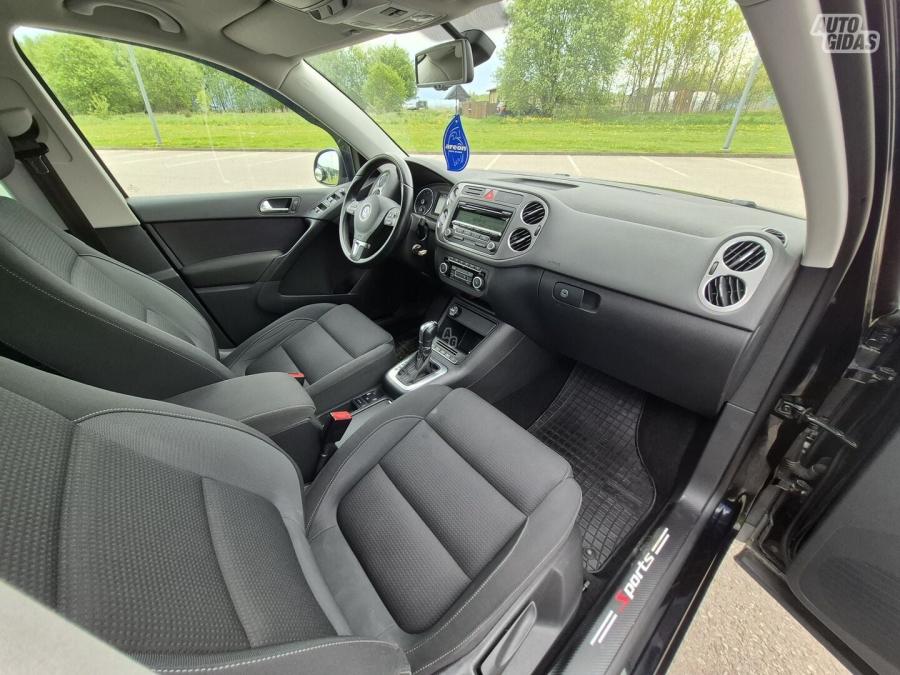 Black Volkswagen Tiguan 2011 in Vilnius, with an engine capacity of 2.00 L and mileage of 150 thousand km for 6200 €, photo 23 on AUTOMOTO.COM.LV