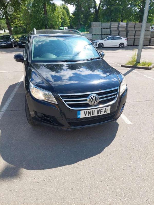Black Volkswagen Tiguan 2011 in Alytus, with an engine capacity of 1.97 L and mileage of 210 thousand km for 2450 €, photo 1 on AUTOMOTO.COM.LV