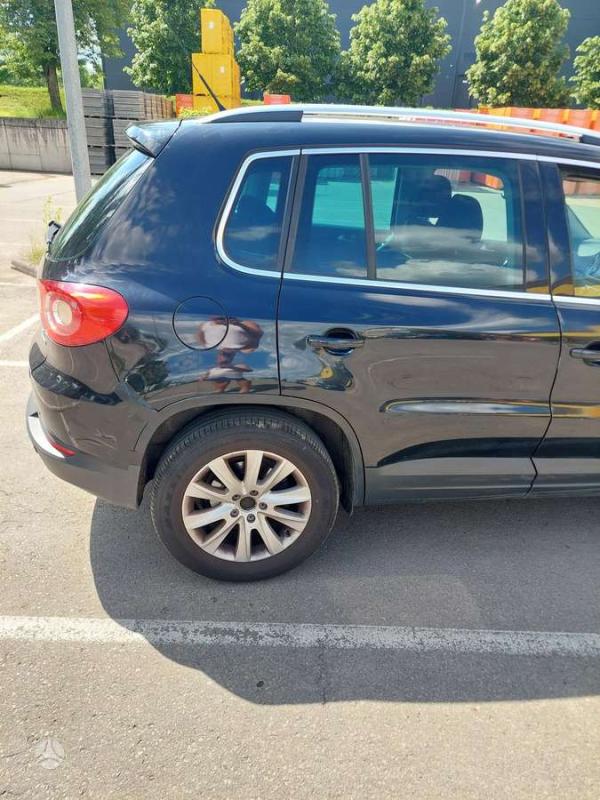 Black Volkswagen Tiguan 2011 in Alytus, with an engine capacity of 1.97 L and mileage of 210 thousand km for 2450 €, photo 4 on AUTOMOTO.COM.LV