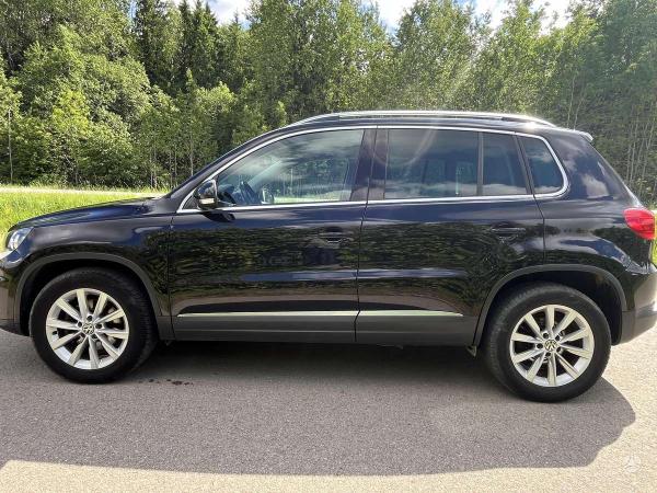 Black Volkswagen Tiguan 2011 in Plunge, with an engine capacity of 1.97 L and mileage of 265 thousand km for 7500 €, photo 3 on AUTOMOTO.COM.LV