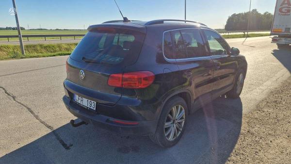 Black Volkswagen Tiguan 2011 in Panevezys, with an engine capacity of 1.97 L and mileage of 240 thousand km for 5200 €, photo 2 on AUTOMOTO.COM.LV