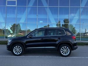 Black Volkswagen Tiguan 2011 in Rezekne, with an engine capacity of 2.00 L and mileage of 279 thousand km for 8900 €, photo 4 on AUTOMOTO.COM.LV