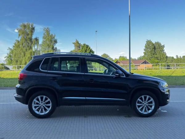 Black Volkswagen Tiguan 2011 in Rezekne, with an engine capacity of 2.00 L and mileage of 279 thousand km for 8900 €, photo 7 on AUTOMOTO.COM.LV