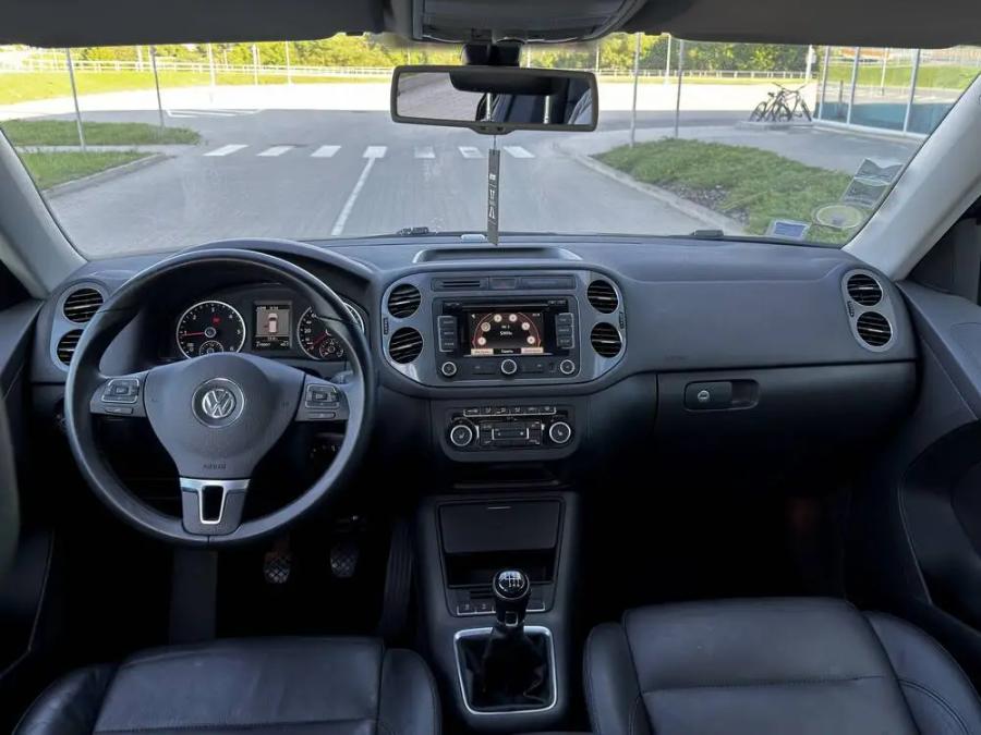 Black Volkswagen Tiguan 2011 in Rezekne, with an engine capacity of 2.00 L and mileage of 279 thousand km for 8900 €, photo 13 on AUTOMOTO.COM.LV