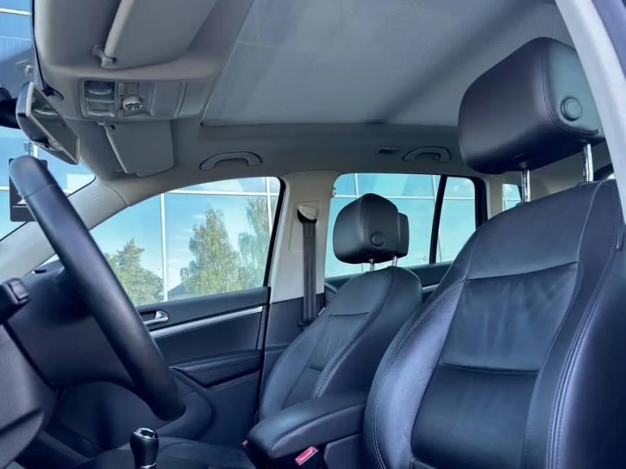 Black Volkswagen Tiguan 2011 in Rezekne, with an engine capacity of 2.00 L and mileage of 279 thousand km for 8900 €, photo 14 on AUTOMOTO.COM.LV