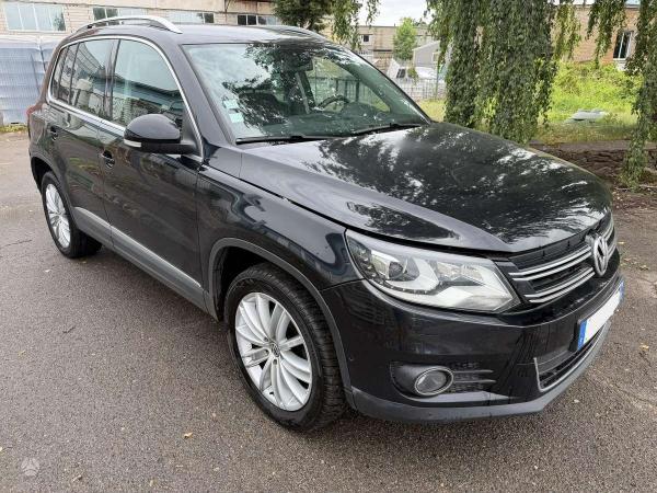 Black Volkswagen Tiguan 2011 in Kaunas, with an engine capacity of 1.97 L and mileage of 33 thousand km for 5450 €, photo 1 on AUTOMOTO.COM.LV