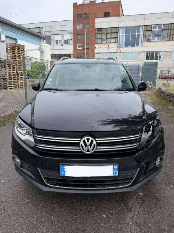 Black Volkswagen Tiguan 2011 in Kaunas, with an engine capacity of 1.97 L and mileage of 33 thousand km for 5450 €, photo 2 on AUTOMOTO.COM.LV