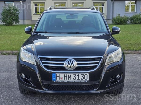 Black Volkswagen Tiguan 2011 in Cesis, with an engine capacity of 2.00 L and mileage of 263 thousand km for 7390 €, photo 3 on AUTOMOTO.COM.LV