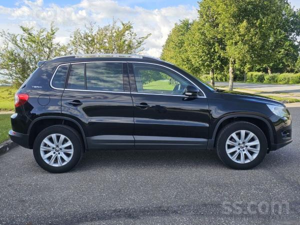 Black Volkswagen Tiguan 2011 in Cesis, with an engine capacity of 2.00 L and mileage of 263 thousand km for 7390 €, photo 5 on AUTOMOTO.COM.LV