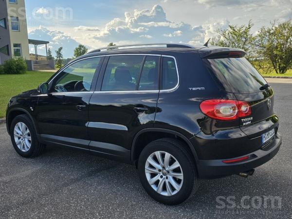 Black Volkswagen Tiguan 2011 in Cesis, with an engine capacity of 2.00 L and mileage of 263 thousand km for 7390 €, photo 8 on AUTOMOTO.COM.LV