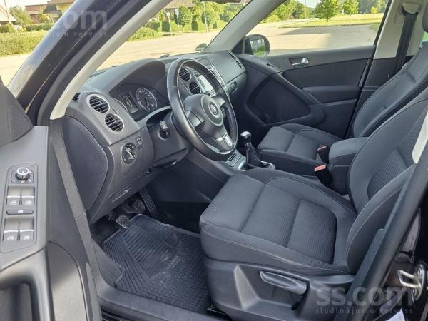 Black Volkswagen Tiguan 2011 in Cesis, with an engine capacity of 2.00 L and mileage of 263 thousand km for 7390 €, photo 10 on AUTOMOTO.COM.LV