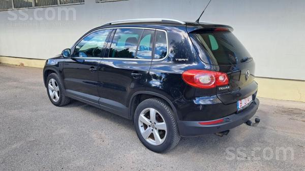 Black Volkswagen Tiguan 2011 in Ogre, with an engine capacity of 2.00 L and mileage of 275 thousand km for 6950 €, photo 2 on AUTOMOTO.COM.LV