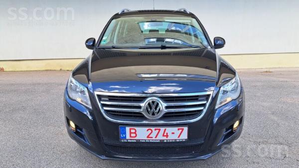 Black Volkswagen Tiguan 2011 in Ogre, with an engine capacity of 2.00 L and mileage of 275 thousand km for 6950 €, photo 3 on AUTOMOTO.COM.LV