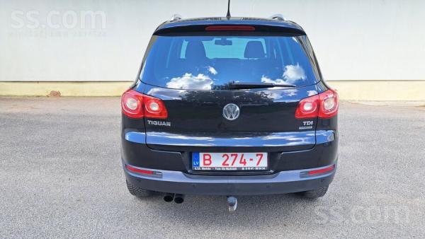 Black Volkswagen Tiguan 2011 in Ogre, with an engine capacity of 2.00 L and mileage of 275 thousand km for 6950 €, photo 7 on AUTOMOTO.COM.LV