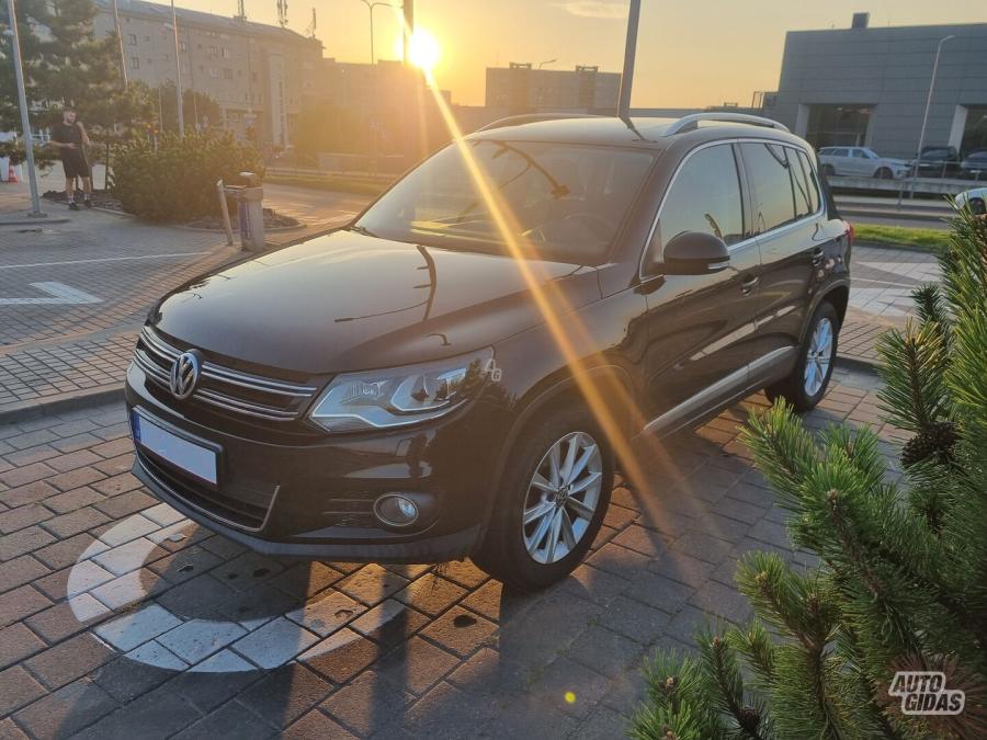 Black Volkswagen Tiguan 2011 in Vilnius, with an engine capacity of 2.00 L and mileage of 134 thousand km for 8575 €, photo 1 on AUTOMOTO.COM.LV