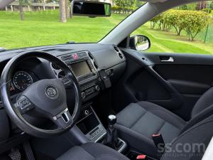 Black Volkswagen Tiguan 2011 in Riga, with an engine capacity of 1.40 L and mileage of 171 thousand km for 6350 €, photo 13 on AUTOMOTO.COM.LV