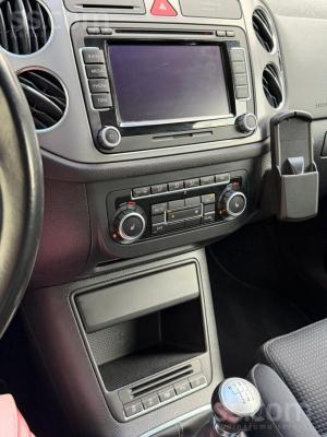 Black Volkswagen Tiguan 2011 in Riga, with an engine capacity of 1.40 L and mileage of 171 thousand km for 6350 €, photo 15 on AUTOMOTO.COM.LV
