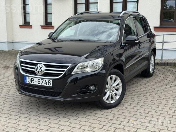 Volkswagen Tiguan 2011 in Jelgava on AUTOMOTO.COM.LV Black Volkswagen Tiguan 2011 in Jelgava, with an engine capacity of 2.00 L and mileage of 214 thousand km for 7700 €, photo 3 on AUTOMOTO.COM.LV