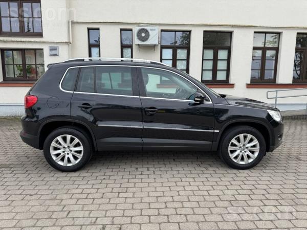 Volkswagen Tiguan 2011 in Jelgava on AUTOMOTO.COM.LV Black Volkswagen Tiguan 2011 in Jelgava, with an engine capacity of 2.00 L and mileage of 214 thousand km for 7700 €, photo 4 on AUTOMOTO.COM.LV