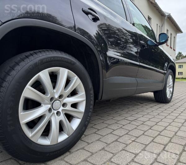 Volkswagen Tiguan 2011 in Jelgava on AUTOMOTO.COM.LV Black Volkswagen Tiguan 2011 in Jelgava, with an engine capacity of 2.00 L and mileage of 214 thousand km for 7700 €, photo 8 on AUTOMOTO.COM.LV